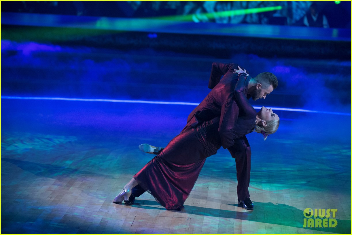 Maureen McCormick Dances with Cirque du Soleil for 'DWTS' Week 4 ...