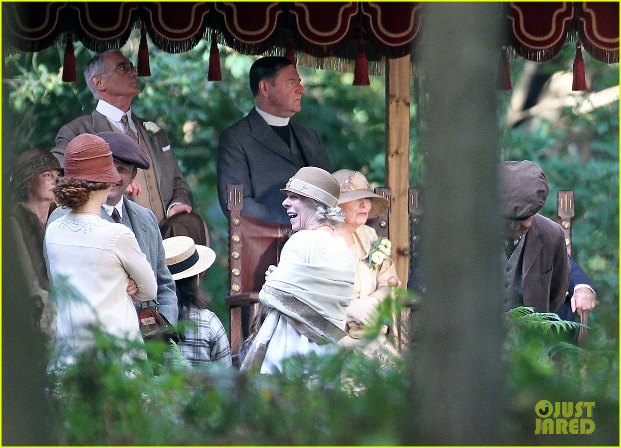 Margot Robbie Gets Into Character for 'Christopher Robin' Movie: Photo ...