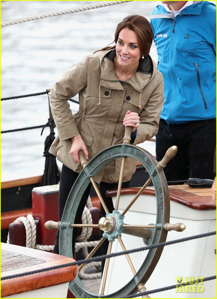 Prince William & Kate Middleton Wave Goodbye to Canada With Prince ...
