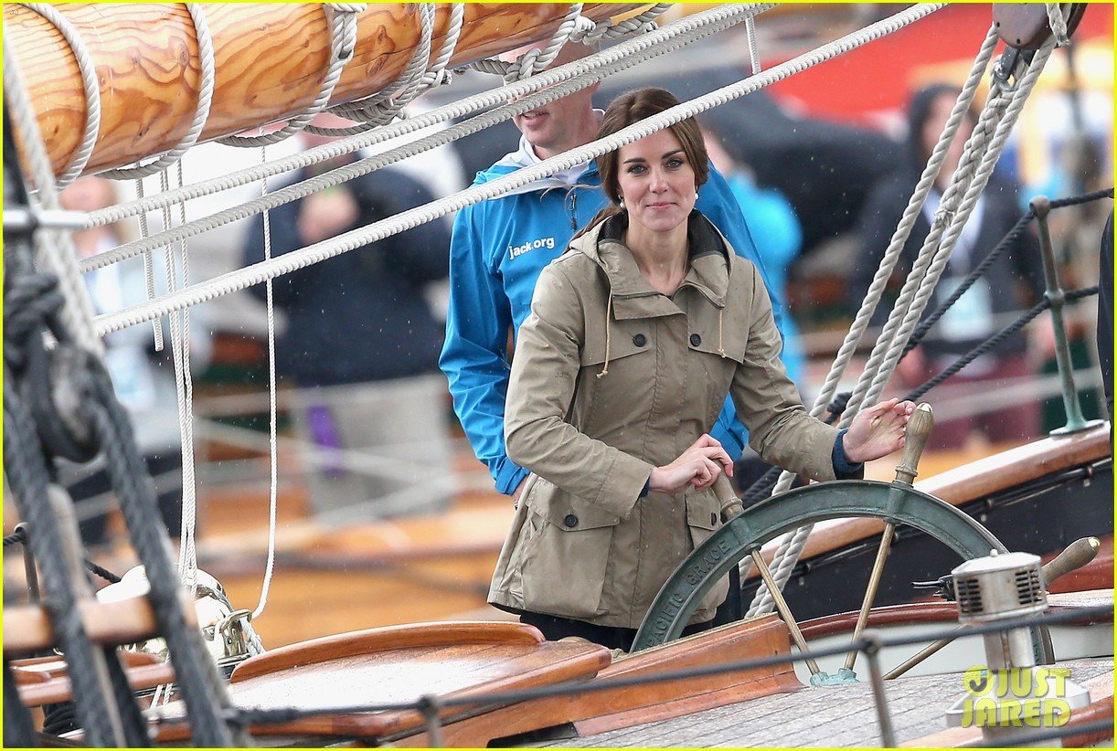 Prince William & Kate Middleton Wave Goodbye to Canada With Prince ...