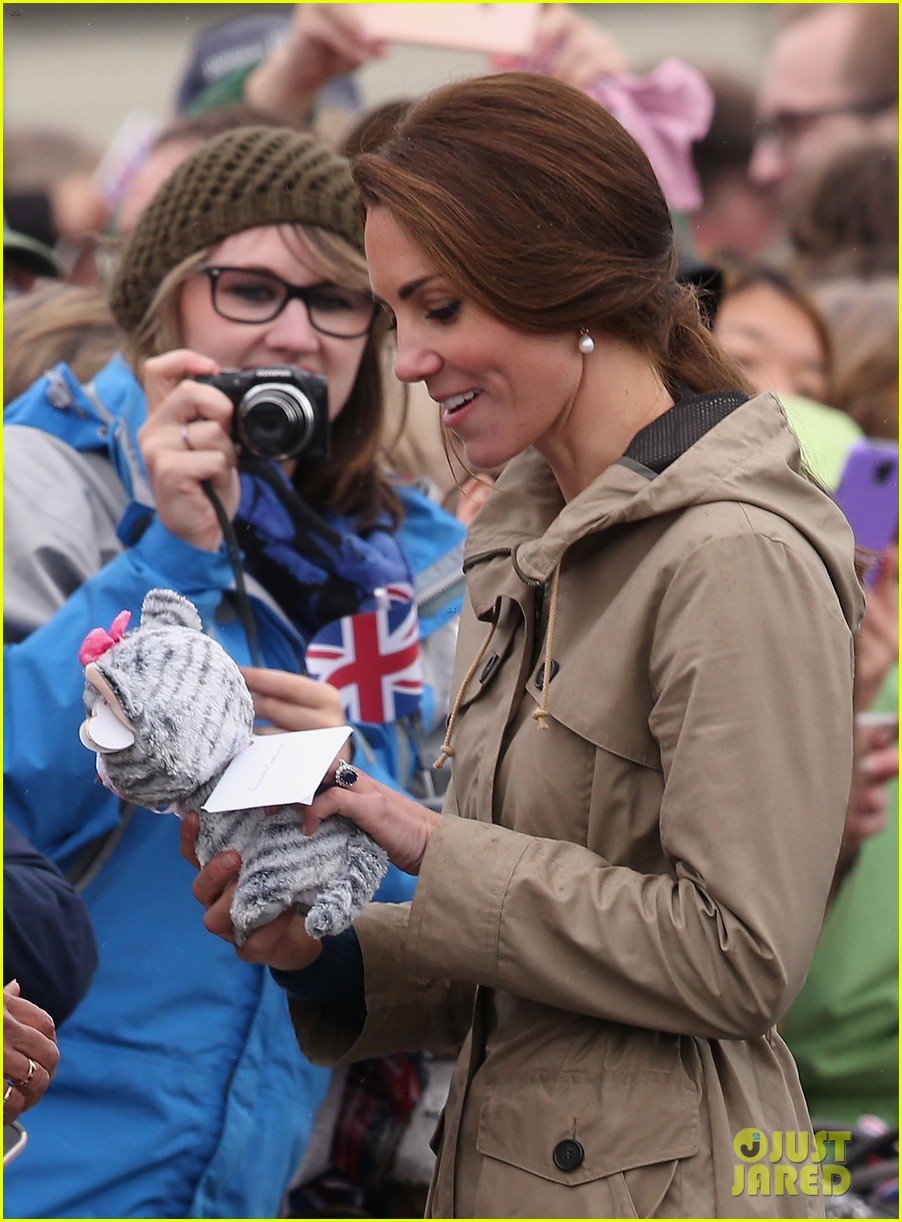 Prince William & Kate Middleton Wave Goodbye to Canada With Prince ...