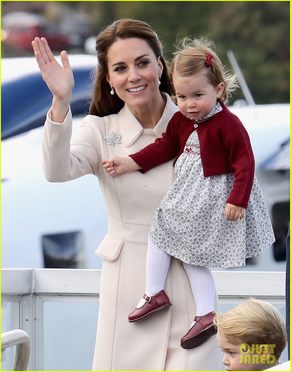 Prince William & Kate Middleton Wave Goodbye to Canada With Prince ...