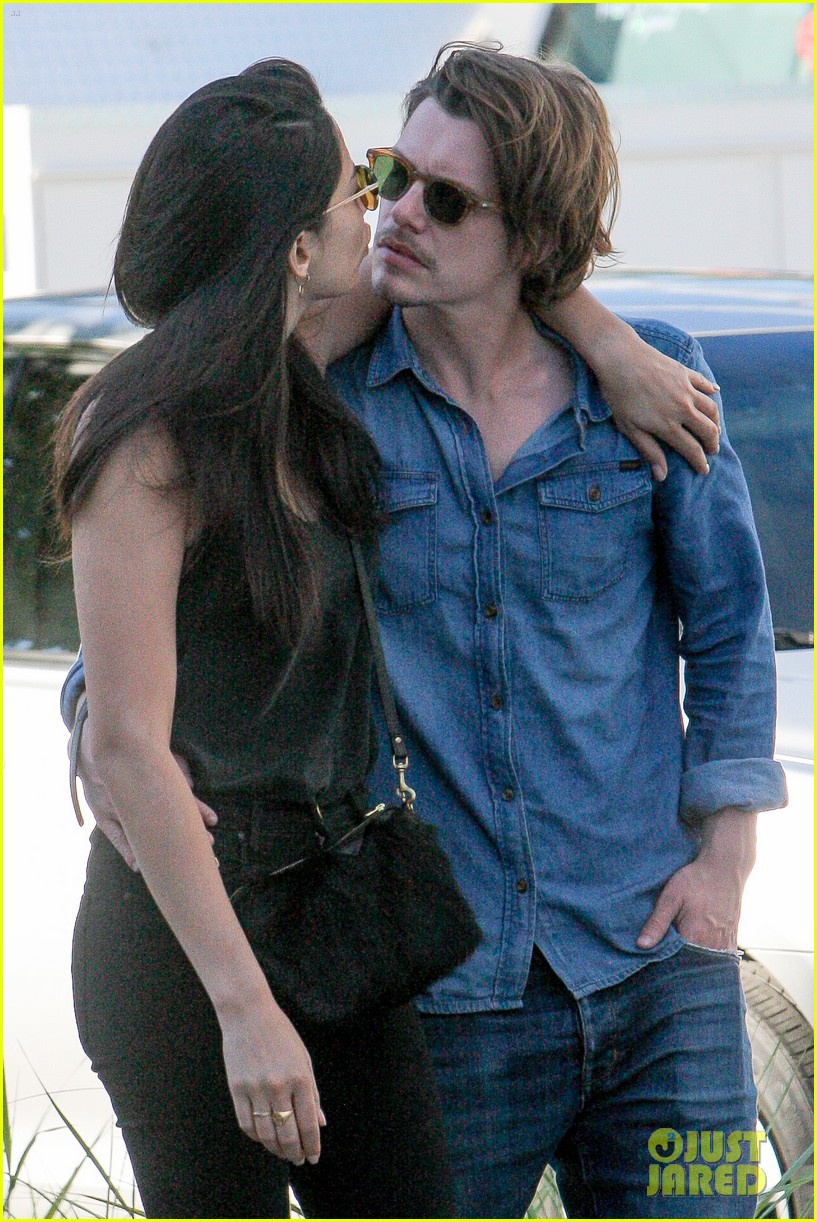 Jessica Gomes & Xavier Samuel Kiss & Look Very Cozy!: Photo 3783726 ...
