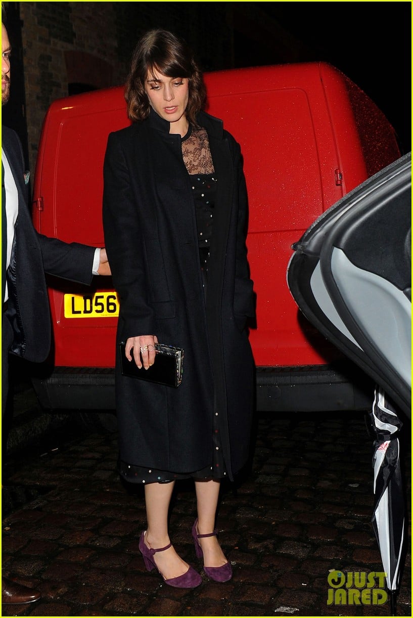 Lizzy Caplan & Fiance Tom Riley Enjoy Date Night in London: Photo ...