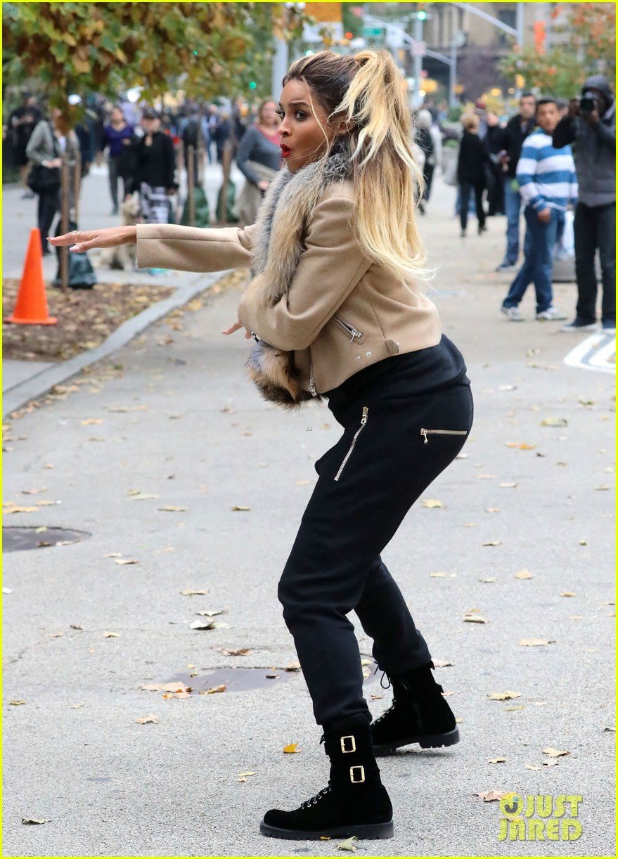 Pregnant Ciara Films a Christmas Project in New York City: Photo ...