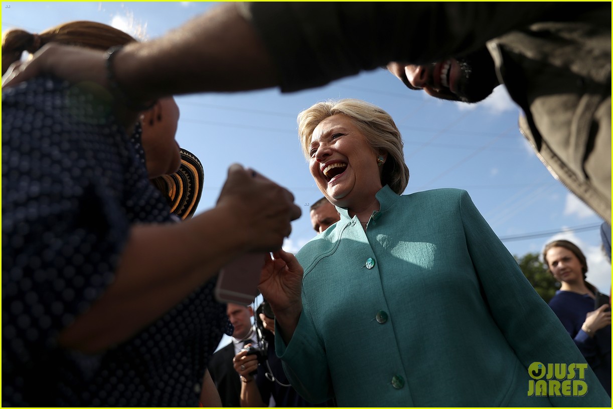Hillary Clinton Speaks in Pouring Rain at Florida Rally!: Photo 3802756 ...
