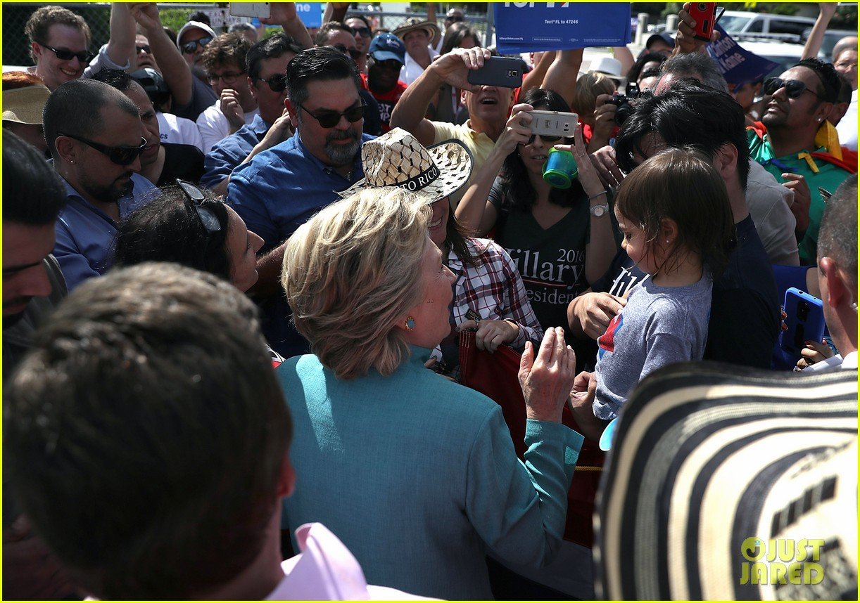 Hillary Clinton Speaks in Pouring Rain at Florida Rally!: Photo 3802758 ...