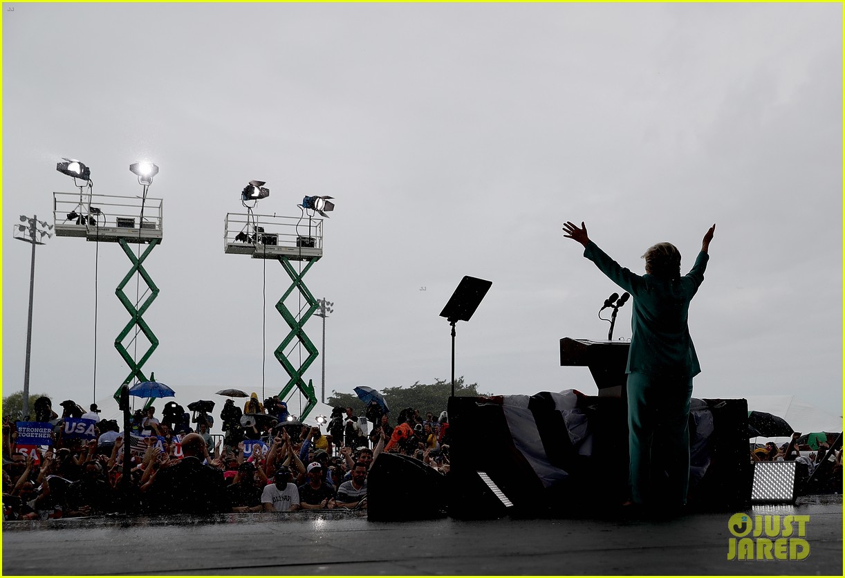 Hillary Clinton Speaks in Pouring Rain at Florida Rally!: Photo 3802763 ...
