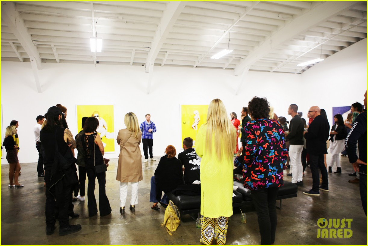 Miley Cyrus & Liam Hemsworth Support Pal Vijat Mohindra's Exhibition ...