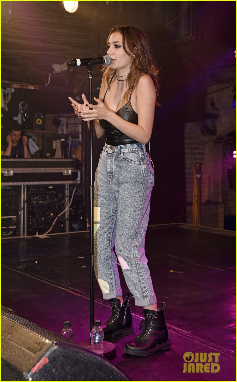 Singer Daya Slays London at Concert After Skydiving in Hawaii: Photo ...