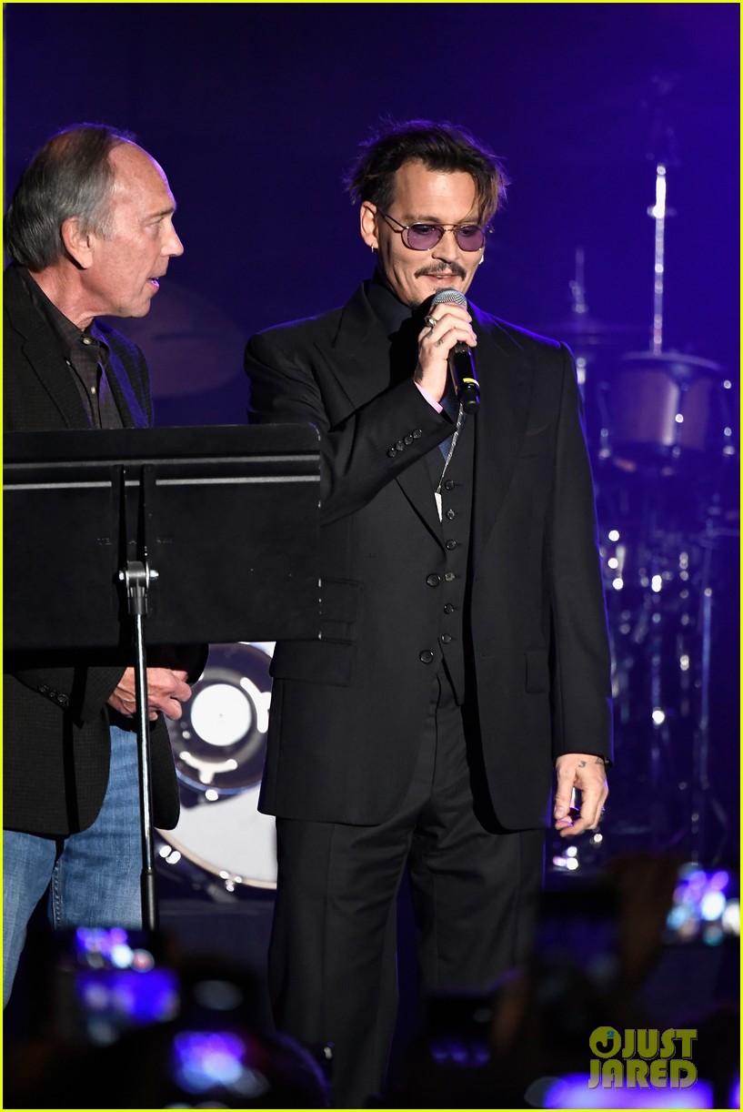 Johnny Depp Suits Up To Get Honored At 2016 Rhonda's Kiss Benefit ...
