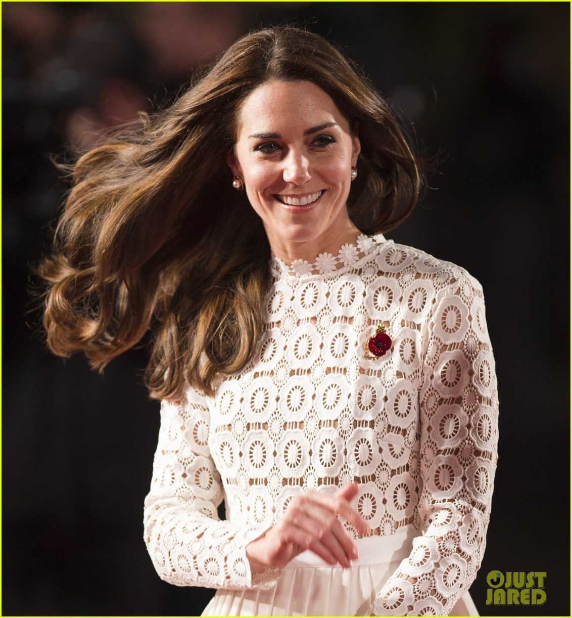 Kate Middleton Pets 'A Street Cat Named Bob' at World Premiere (Video ...