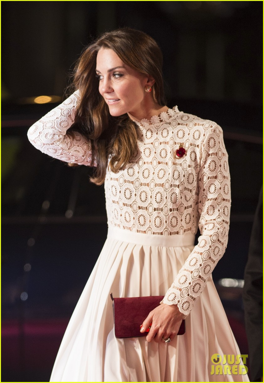 Kate Middleton Pets 'A Street Cat Named Bob' at World Premiere (Video ...