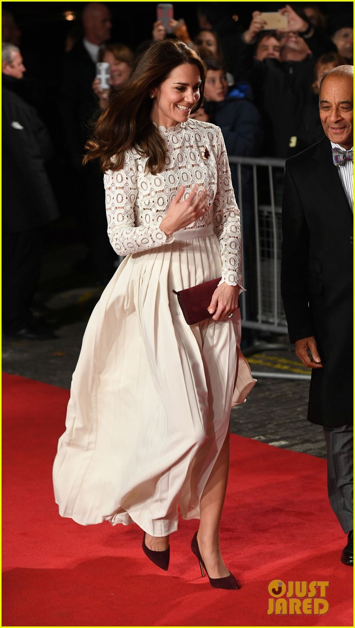 Kate Middleton Pets 'A Street Cat Named Bob' at World Premiere (Video ...