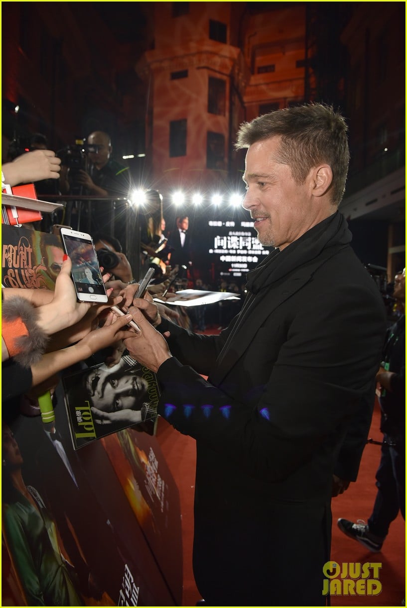 Brad Pitt Proves He is the Most Fan Friendly Guy Around!: Photo 3809372 ...