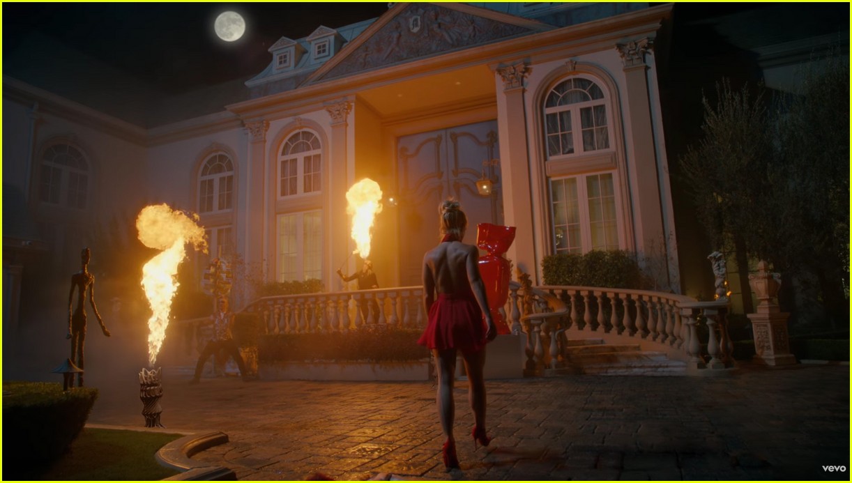 Britney Spears & Tinashe Get Cozy in 'Slumber Party' Video - WATCH NOW ...