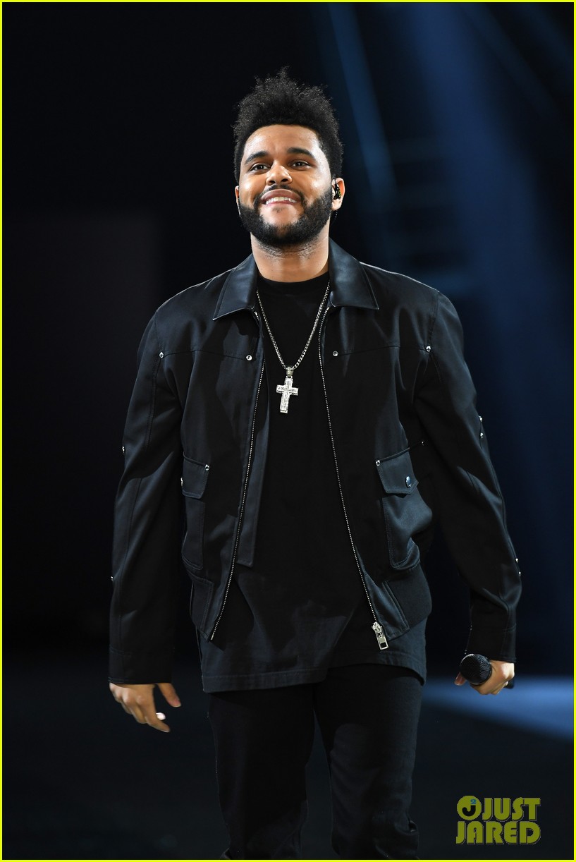 The Weeknd Sings to Bella Hadid on Victoria's Secret Fashion Show 2016 ...
