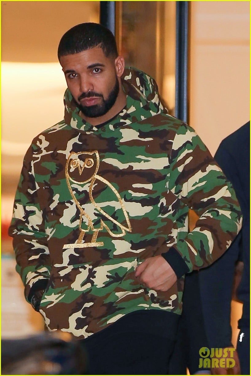 Drake Goes Shopping After Making Billboard's Hot 100 Artists of the ...
