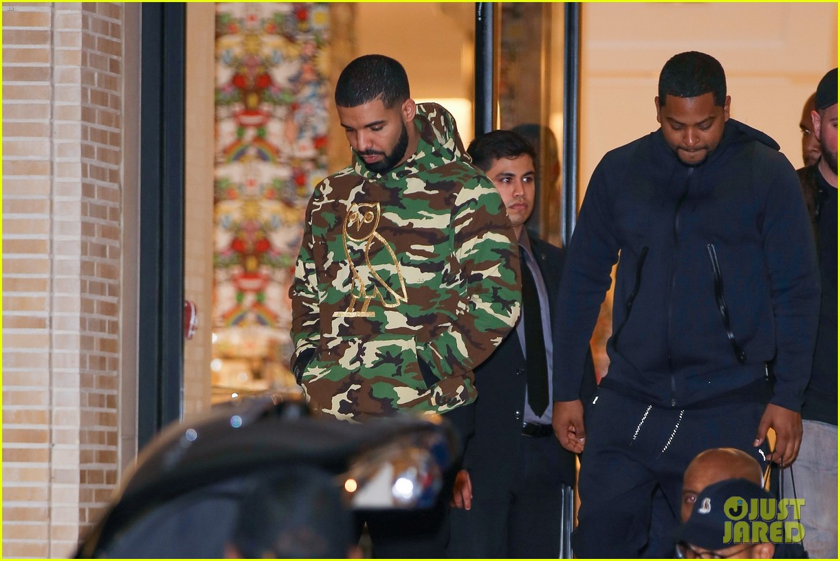 Drake Goes Shopping After Making Billboard's Hot 100 Artists of the ...