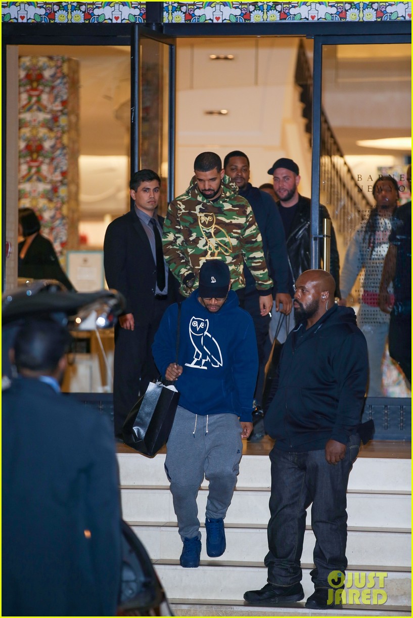 Drake Goes Shopping After Making Billboard's Hot 100 Artists of the ...