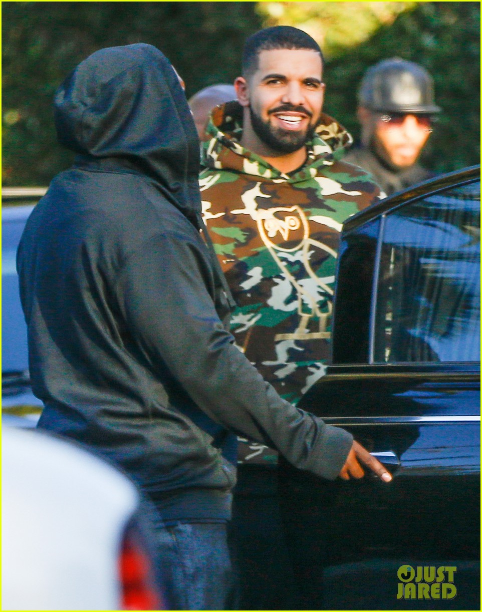 Drake Goes Shopping After Making Billboard's Hot 100 Artists of the ...