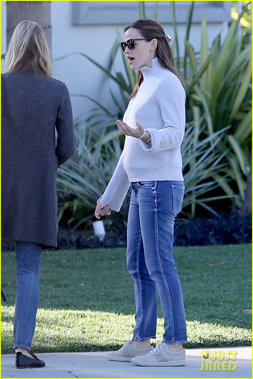 Jennifer Garner Embraces Sweater Weather in LA: Photo 3820851 ...