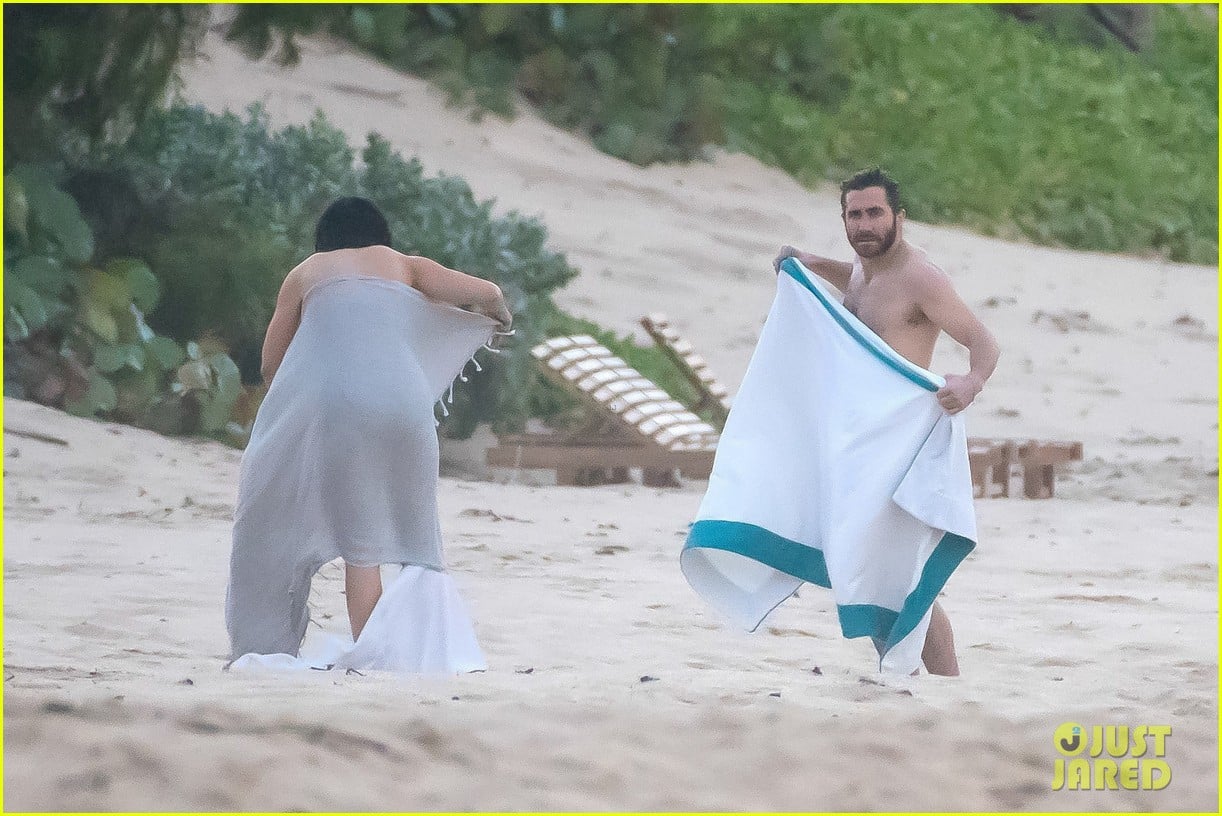 Jake Gyllenhaal Is Shirtless on the Beach to Cheer You Up Today: Photo ...