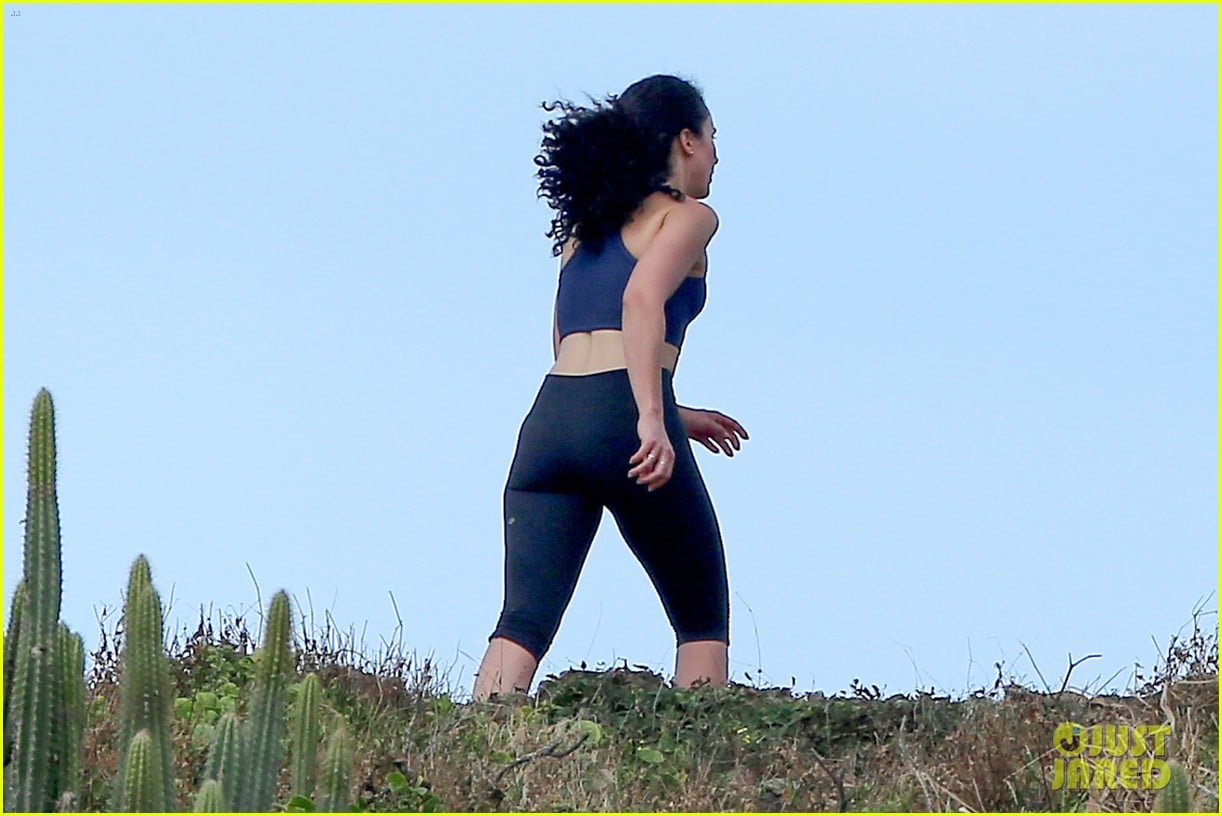 Jake Gyllenhaal Muscles Up for New Year's Eve Beach Jog!: Photo 3835016 ...