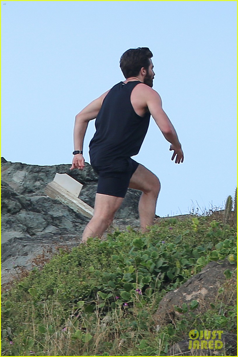 Jake Gyllenhaal Muscles Up for New Year's Eve Beach Jog!: Photo 3835019 ...