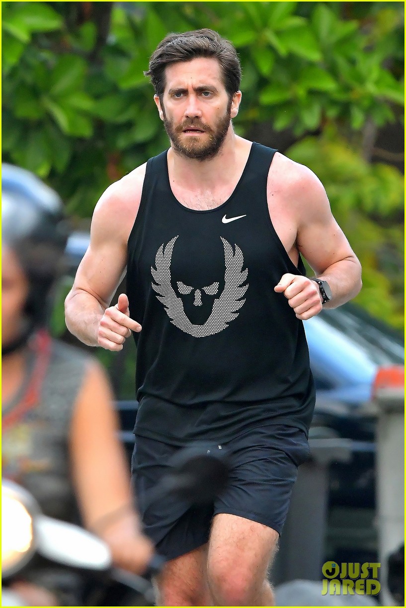 Jake Gyllenhaal Muscles Up for New Year's Eve Beach Jog!: Photo 3835020 ...