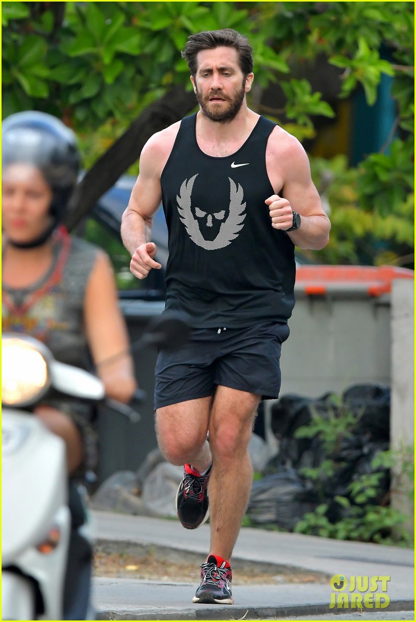 Jake Gyllenhaal Muscles Up for New Year's Eve Beach Jog!: Photo 3835021 ...
