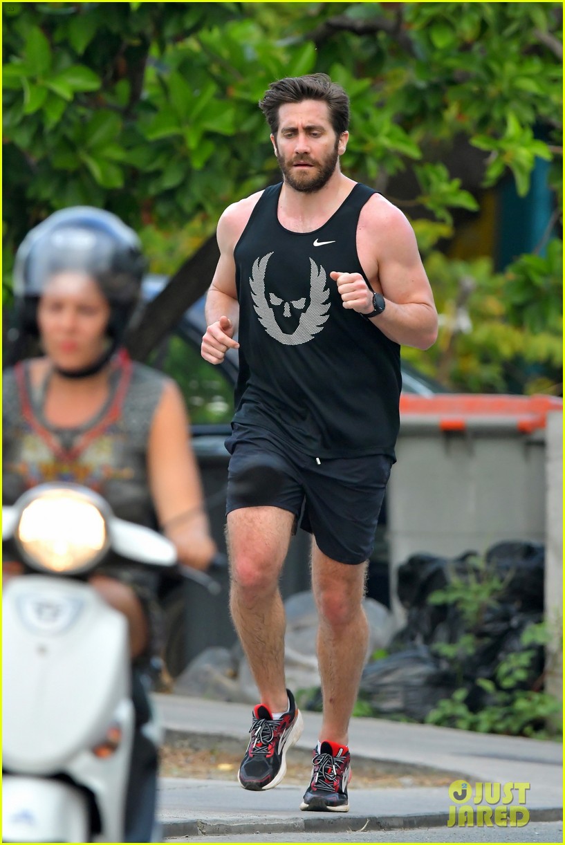 Jake Gyllenhaal Muscles Up for New Year's Eve Beach Jog!: Photo 3835023 ...