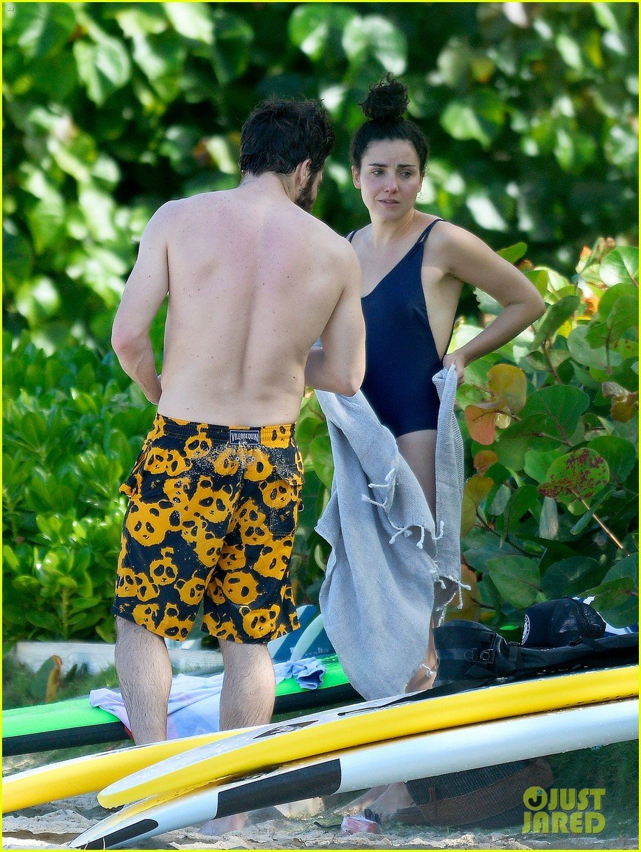 Jake Gyllenhaal Goes Shirtless in St. Barts, Takes a Surfing Lesson with Greta Caruso!: Photo ...