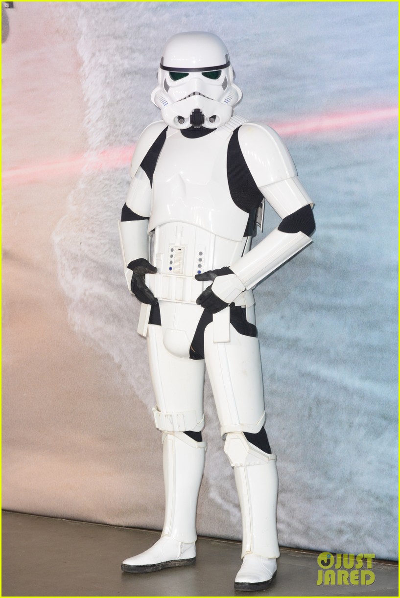 Felicity Jones & 'Rogue One' Cast Attend the UK Premiere!: Photo ...