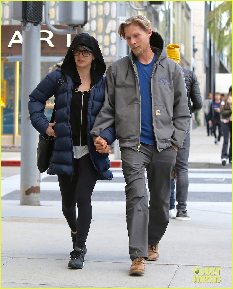 Kaley Cuoco Cozies Up to Boyfriend Karl Cook in Cuddly Photo!: Photo ...