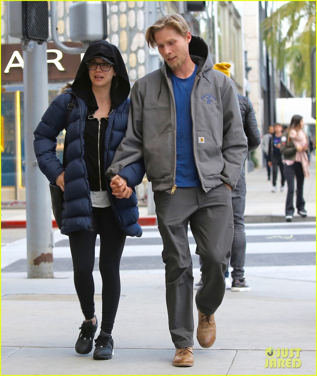 Kaley Cuoco Cozies Up to Boyfriend Karl Cook in Cuddly Photo!: Photo ...