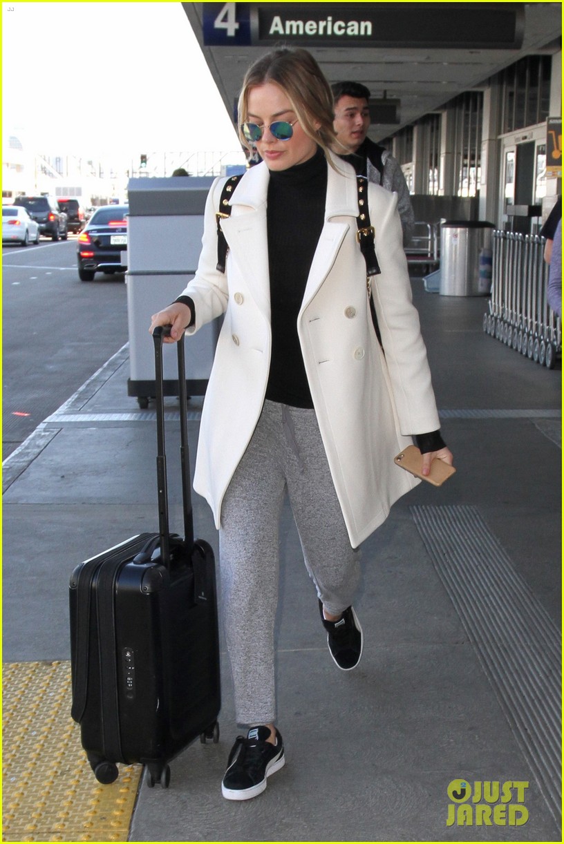 Margot Robbie Stylishly Arrives Back in LA: Photo 3818885 | Photos ...
