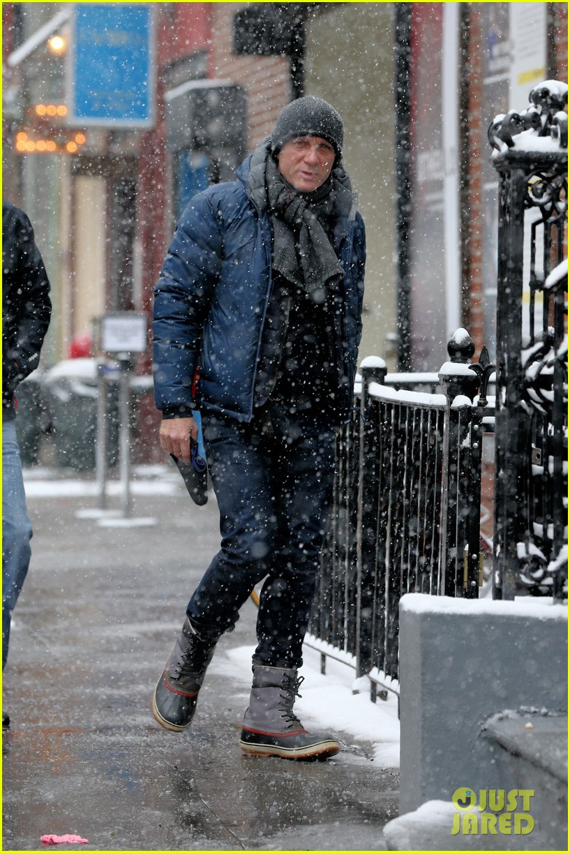 Daniel Craig Gets Caught in the New York City Snow Storm: Photo 3838218 ...