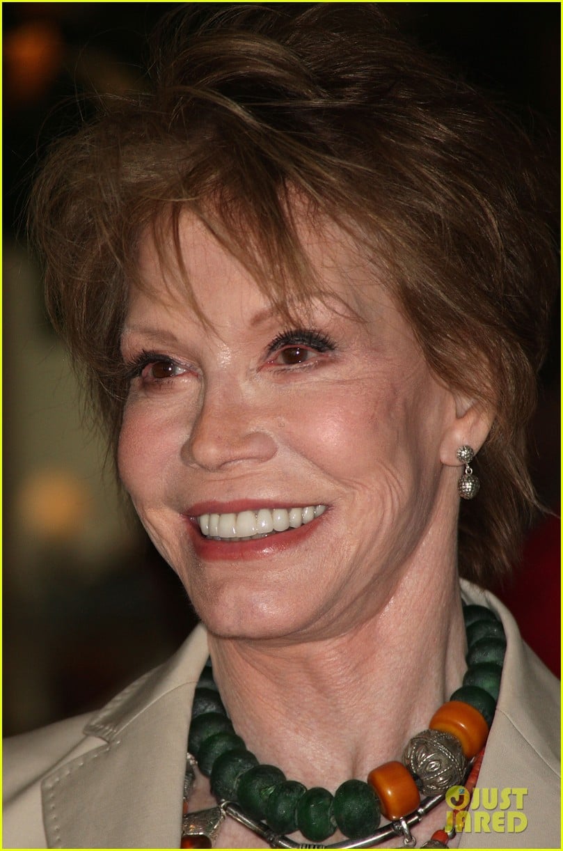 Mary Tyler Moore Dead - Actress & Activist Passes Away at 80: Photo ...