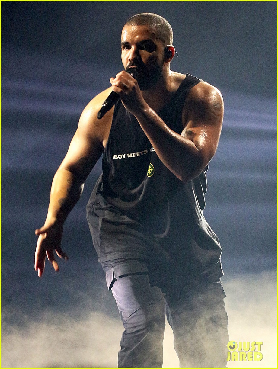 Drake Offers Fans Full Concert Refund After Travis Scott Falls Through ...