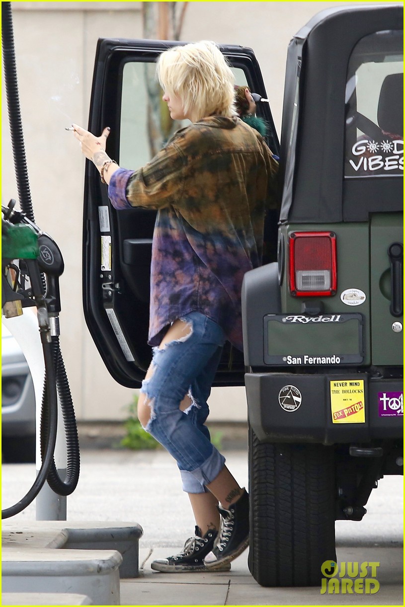 Paris Jackson Took Photo with Police Officer at Protest: Photo 3854275 ...