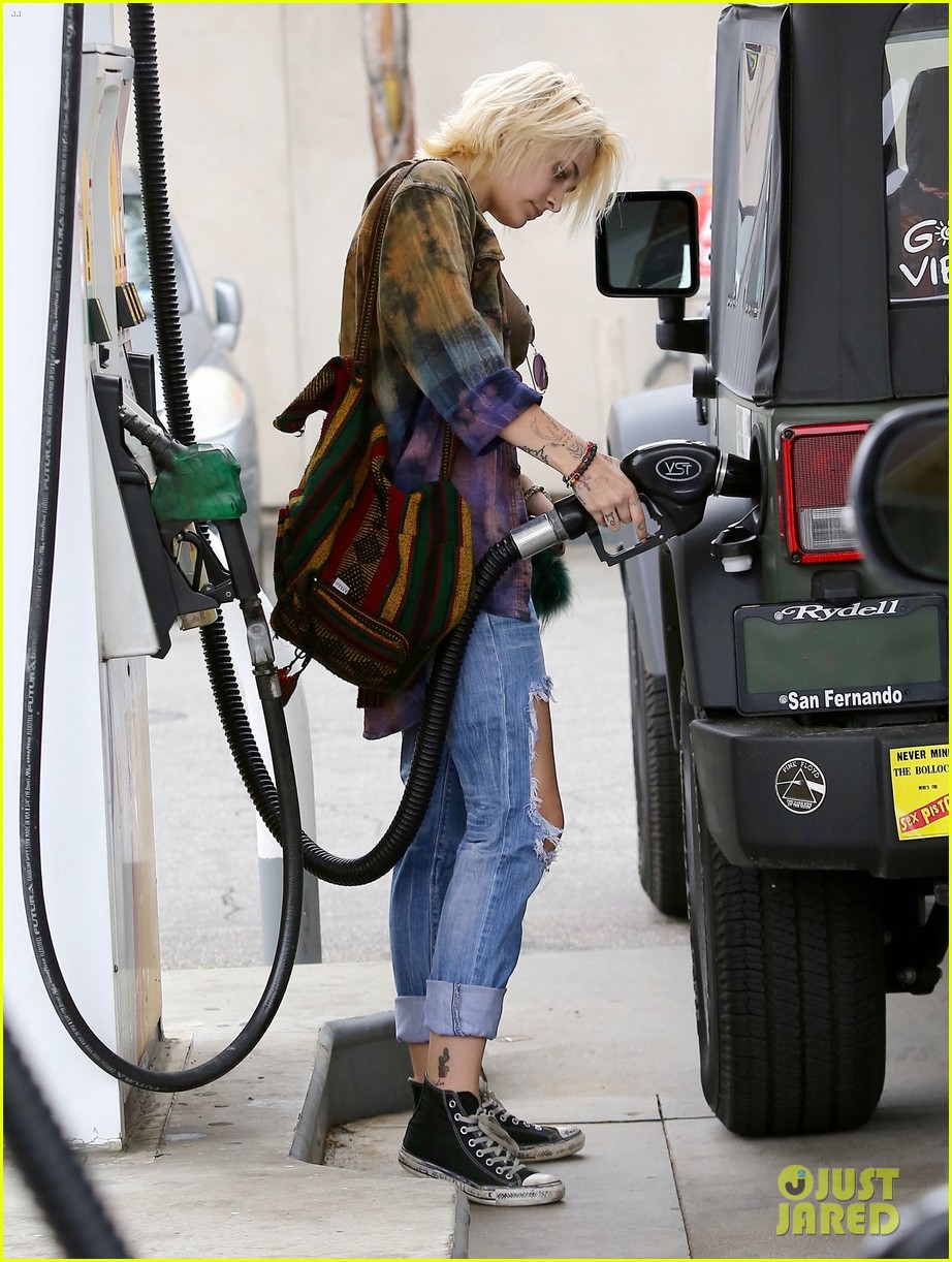 Paris Jackson Took Photo with Police Officer at Protest: Photo 3854290 ...