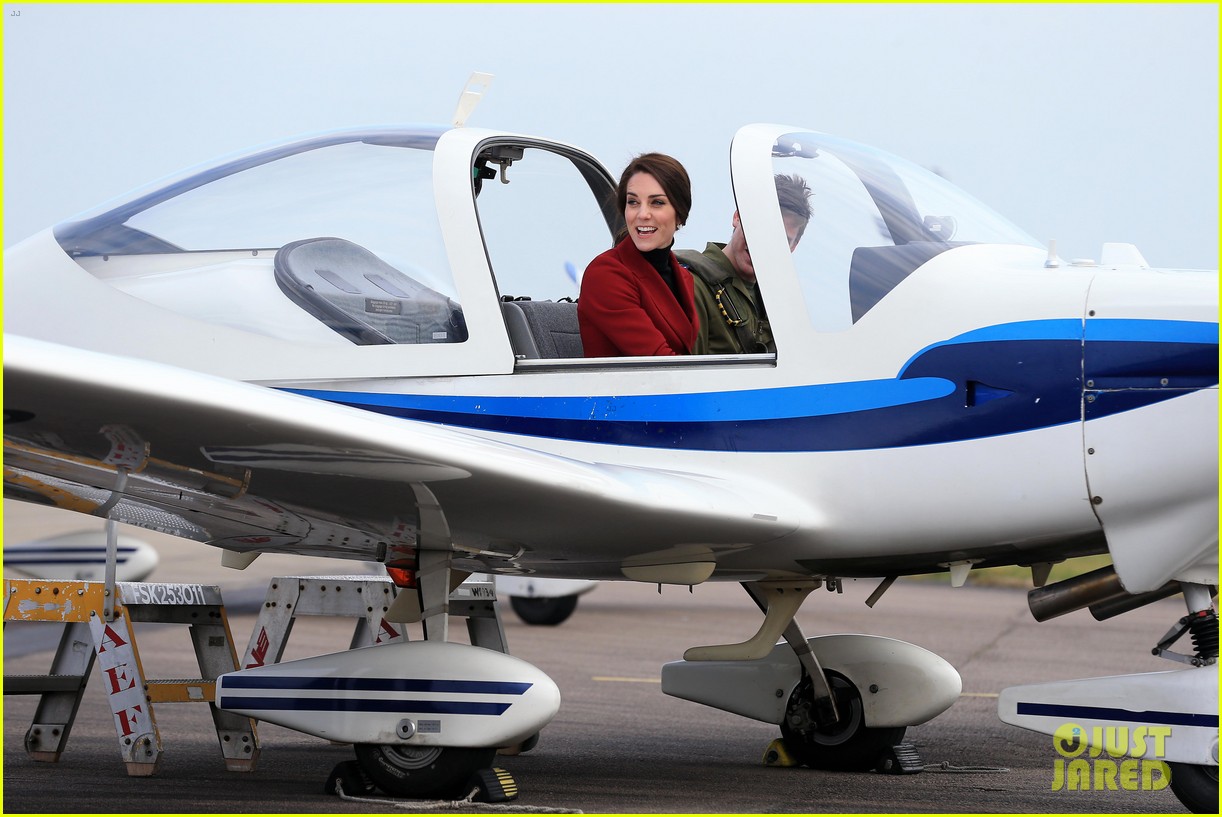 Kate Middleton Takes Flight On Valentine's Day!: Photo 3860020 | Kate ...