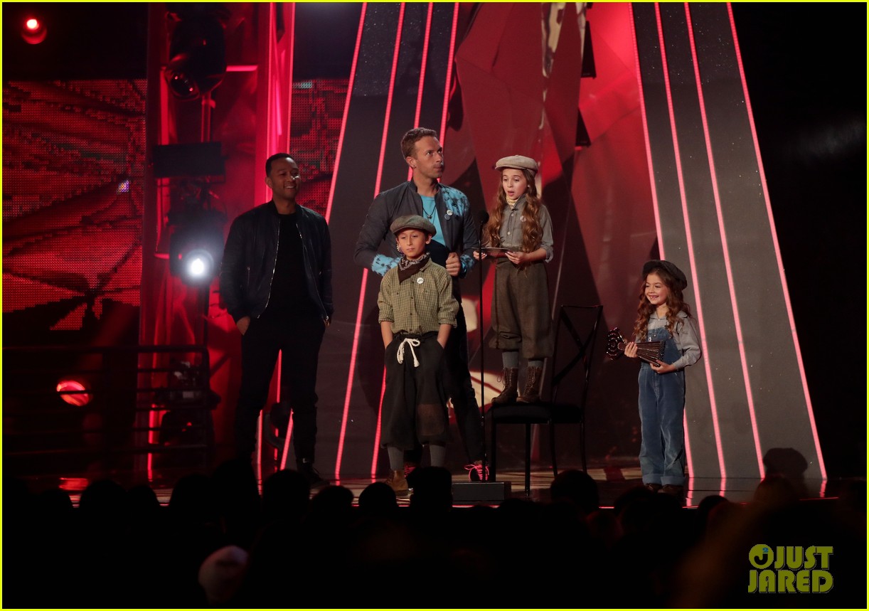 Chris Martin Lets Kids Give Coldplay's iHeartRadio Music Awards 2017 ...