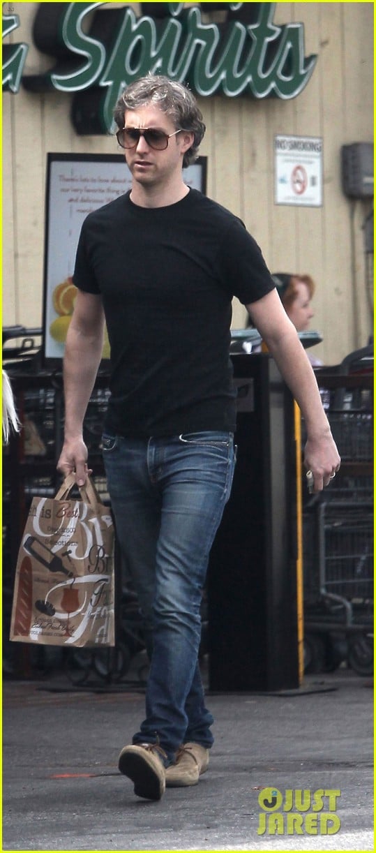 Anne Hathaway & Husband Adam Schulman Take Parenting Break For Grocery ...