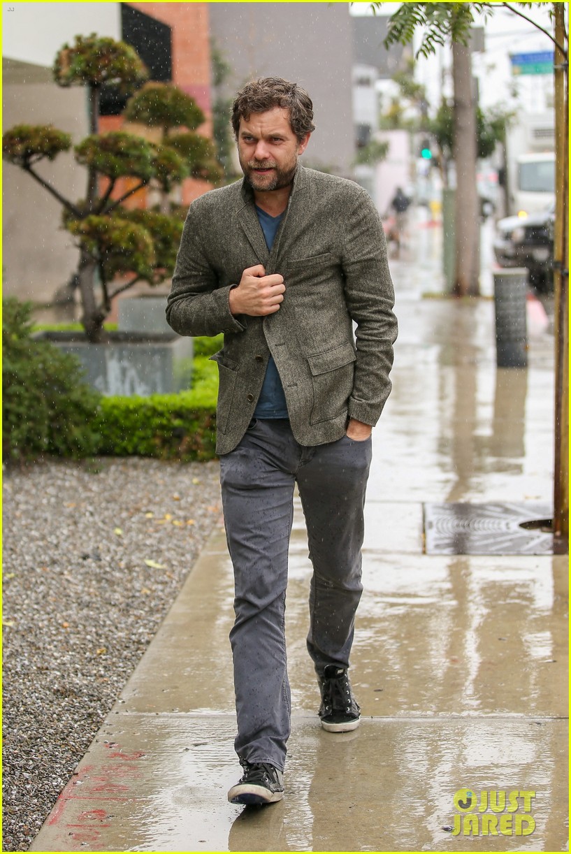 Joshua Jackson Bundles Up for Lunch in Rainy L.A. Weather!: Photo ...