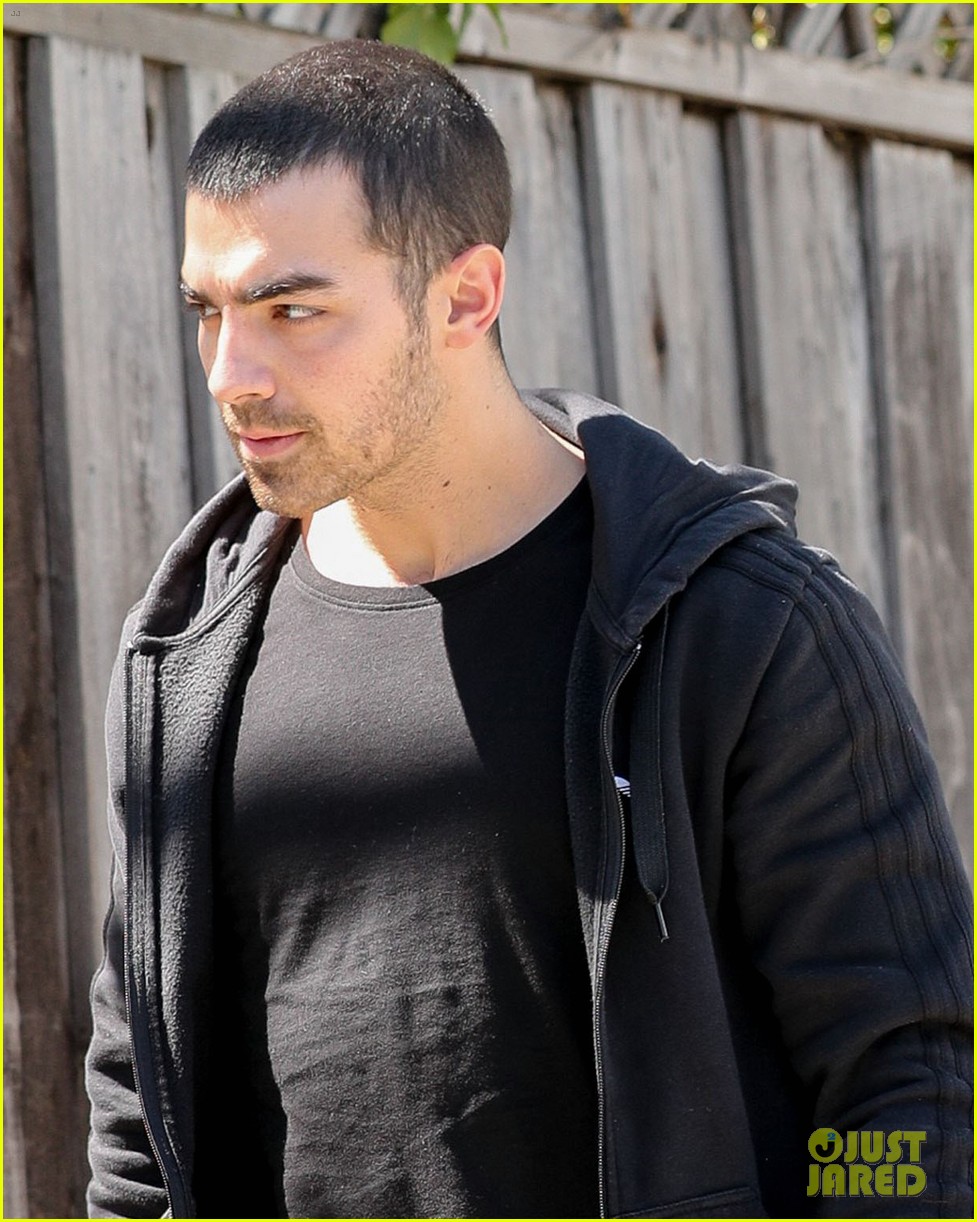 Joe Jonas' Friends Say Seeing Him in Underwear on Guess Billboards is ...