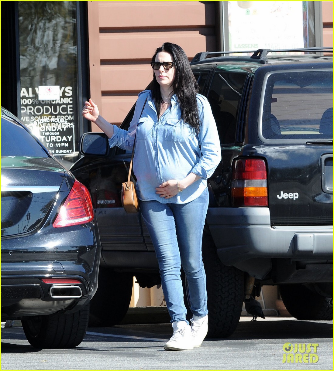 Laura Prepon Shows Off Her Baby Bump While Shopping Photo 3872850