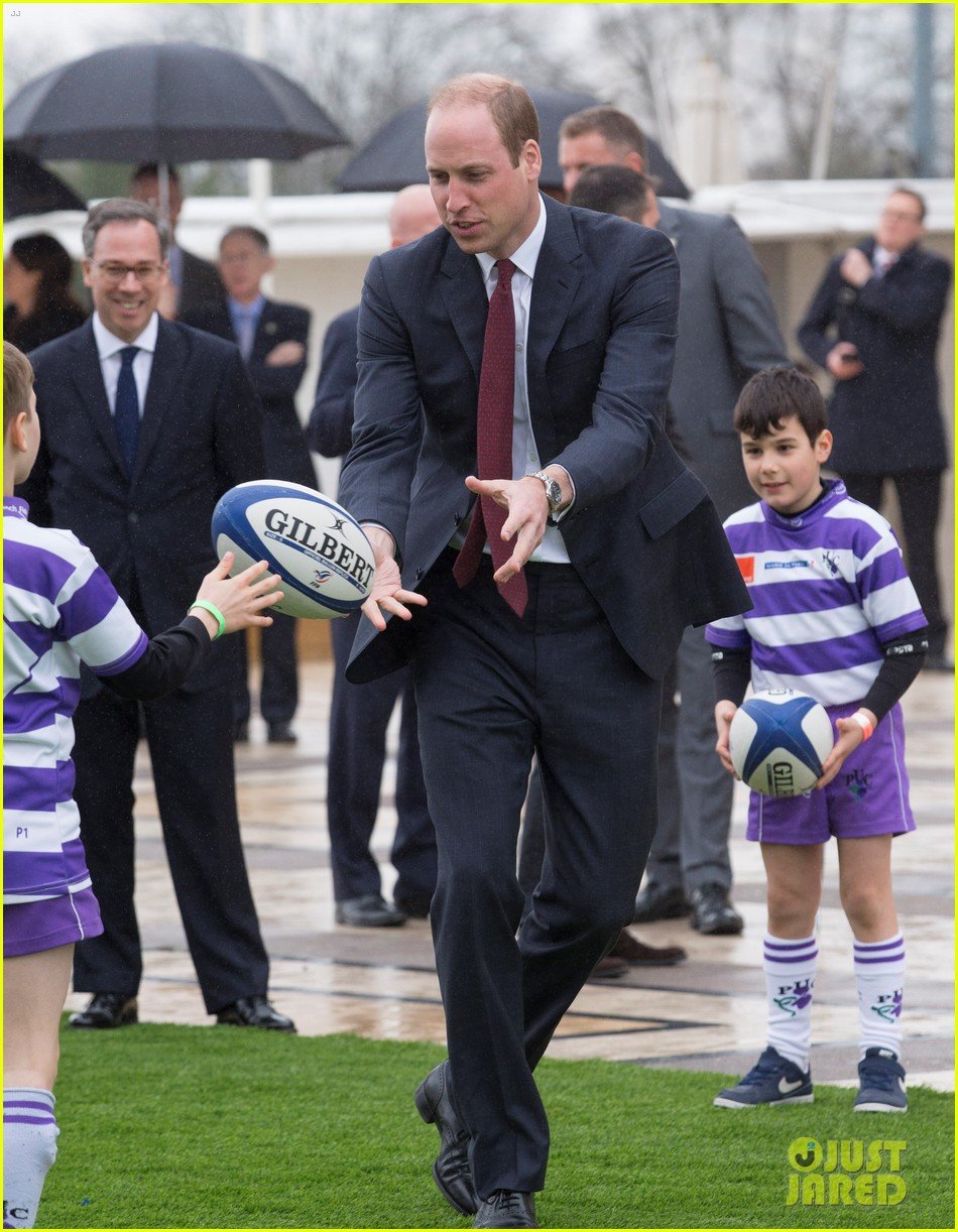 Kate Middleton & Prince William Join a Rugby Team at the Eiffel Tower ...