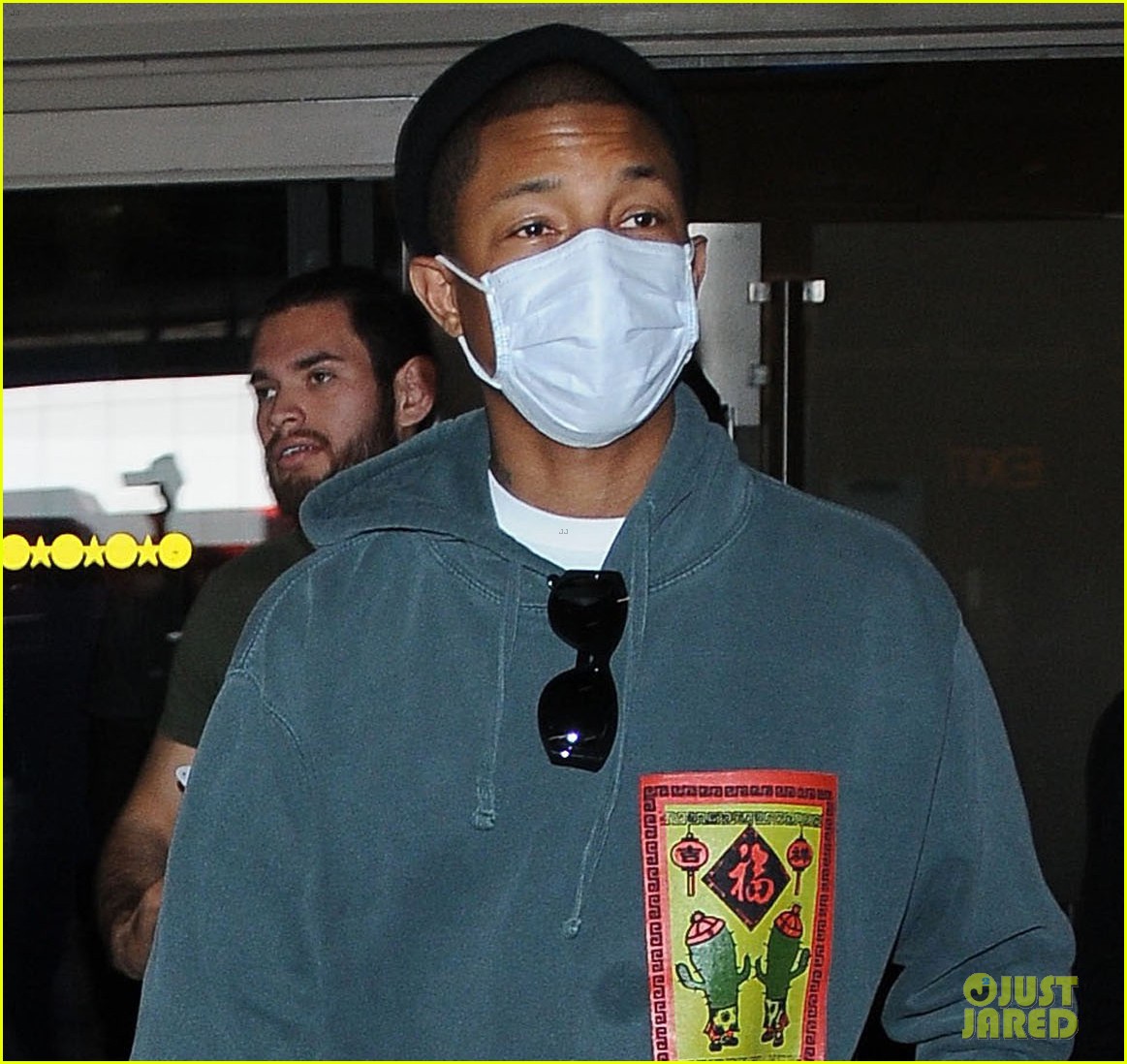 Pharrell Williams Wears Face Mask While Flying Into L.A. : Photo ...
